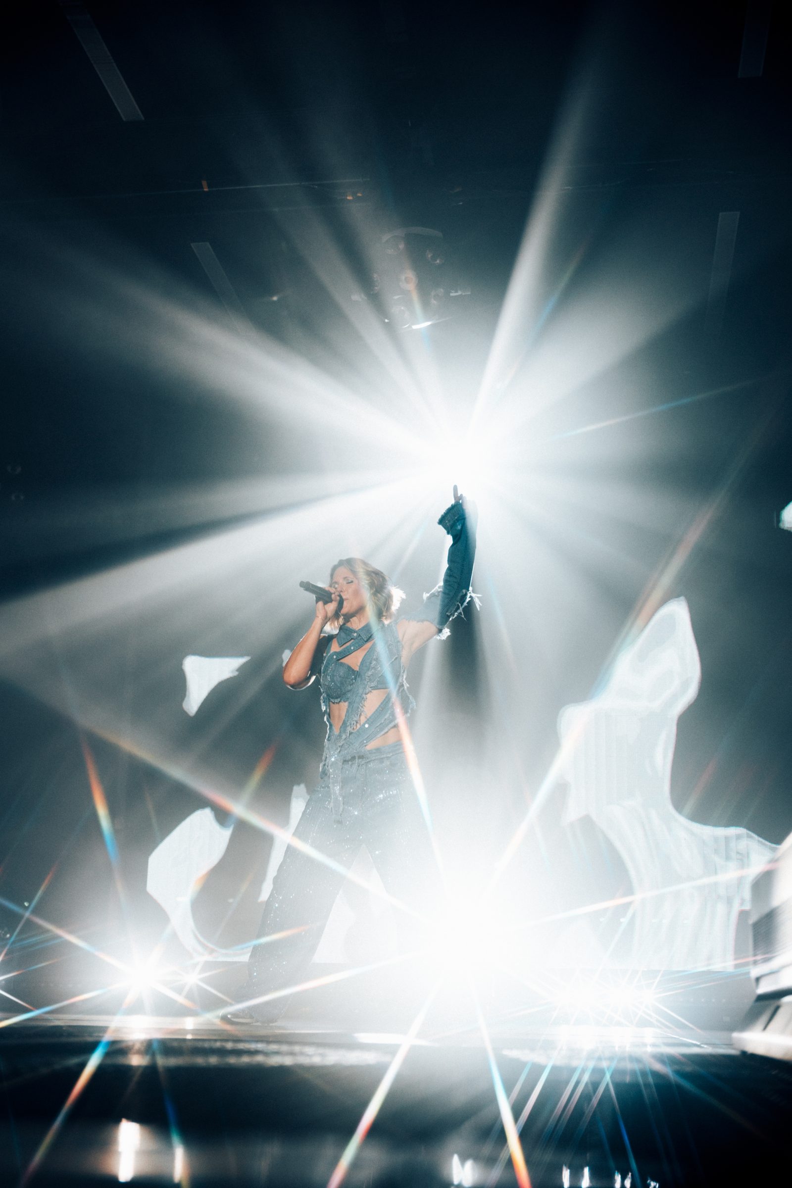 Lorie performs in Montréal
